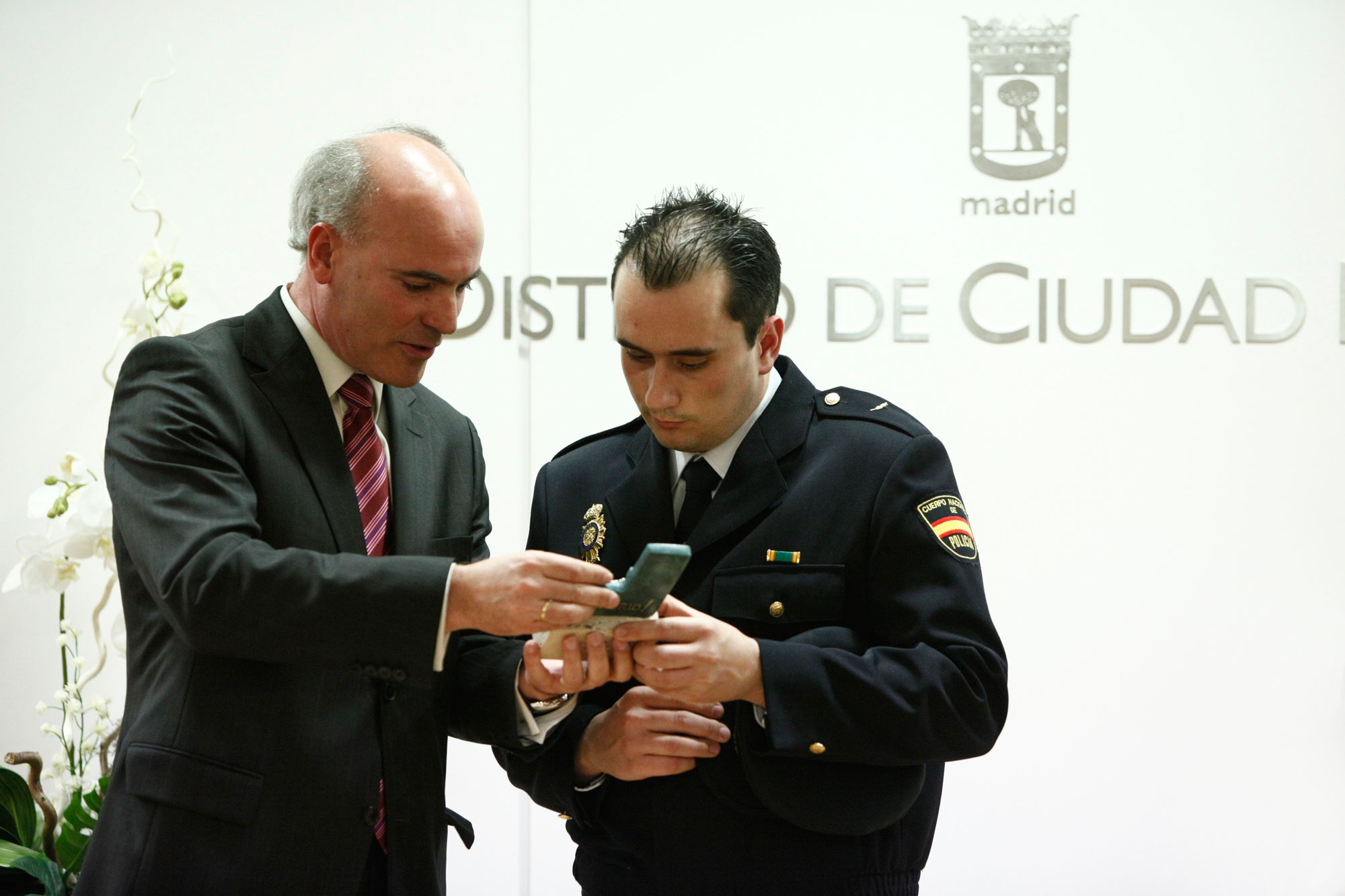 Troitiño reconoce la labor del policía Ramiro González - Ayuntamiento ...