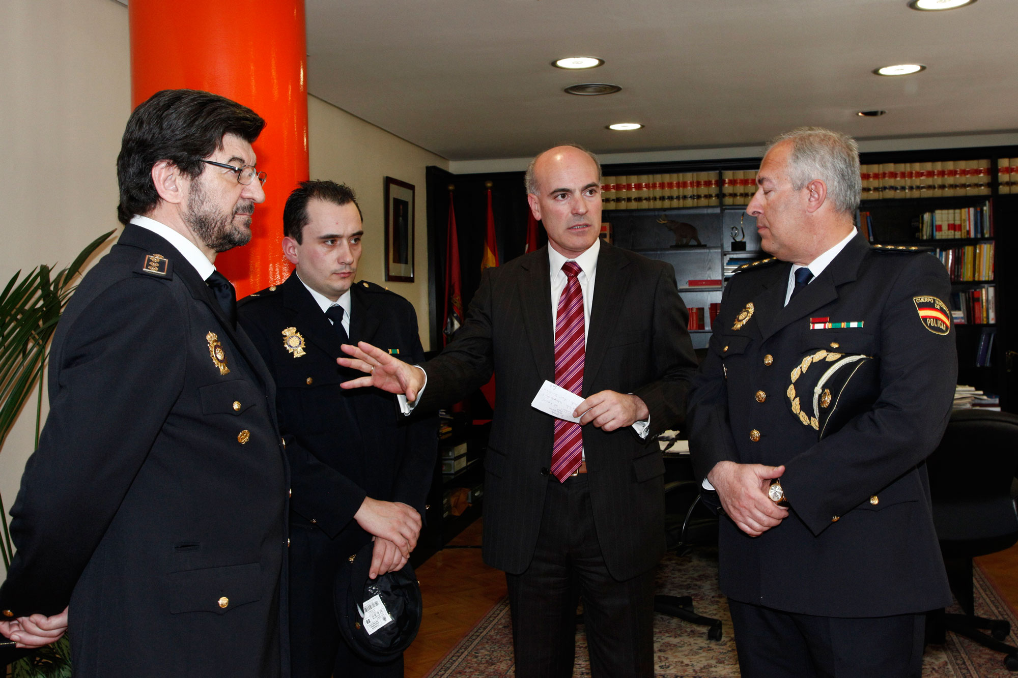 Troitiño reconoce la labor del policía Ramiro González - Ayuntamiento ...