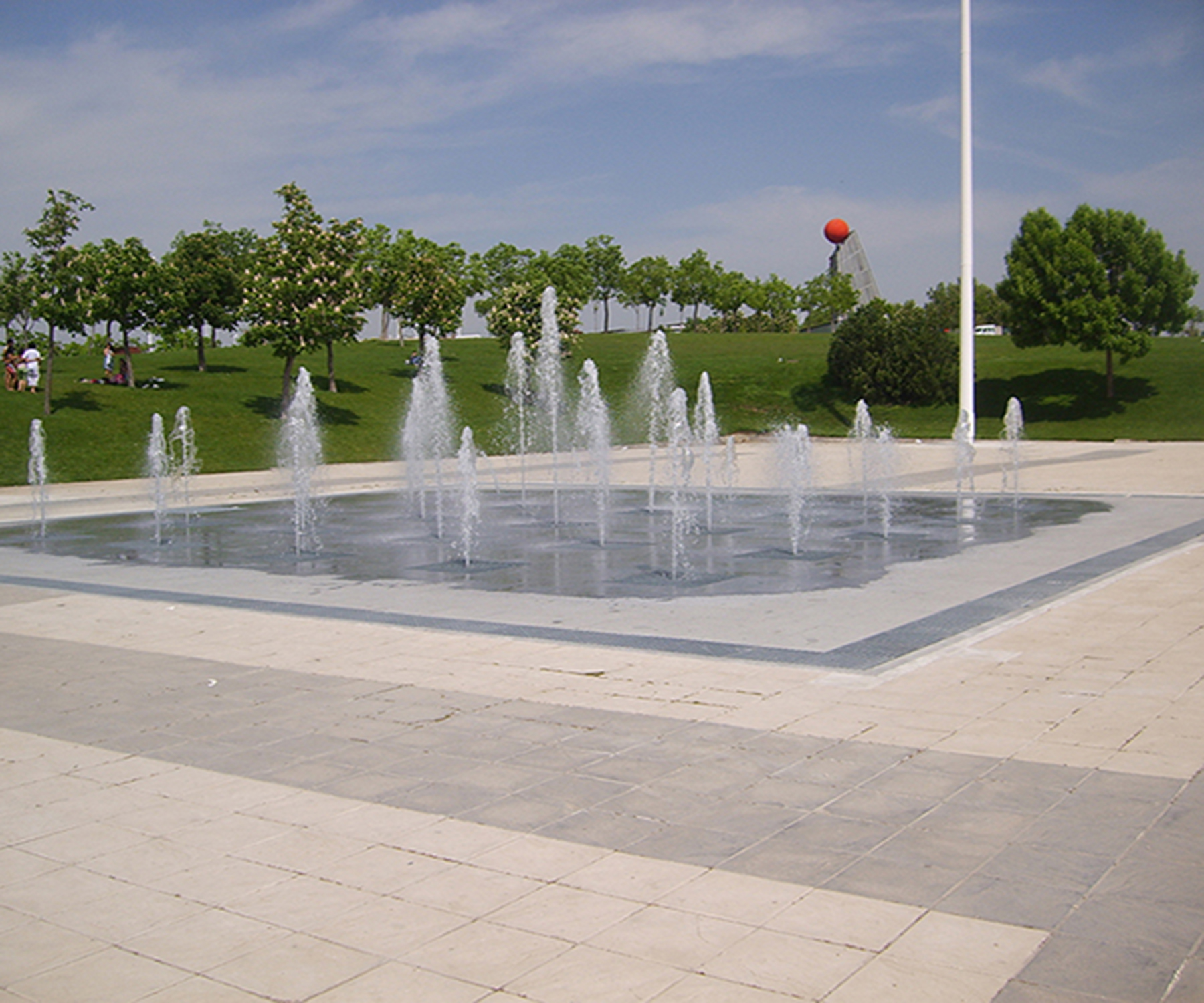 La fuente ornamental del parque Juan Carlos I será limpiada y reparada ...