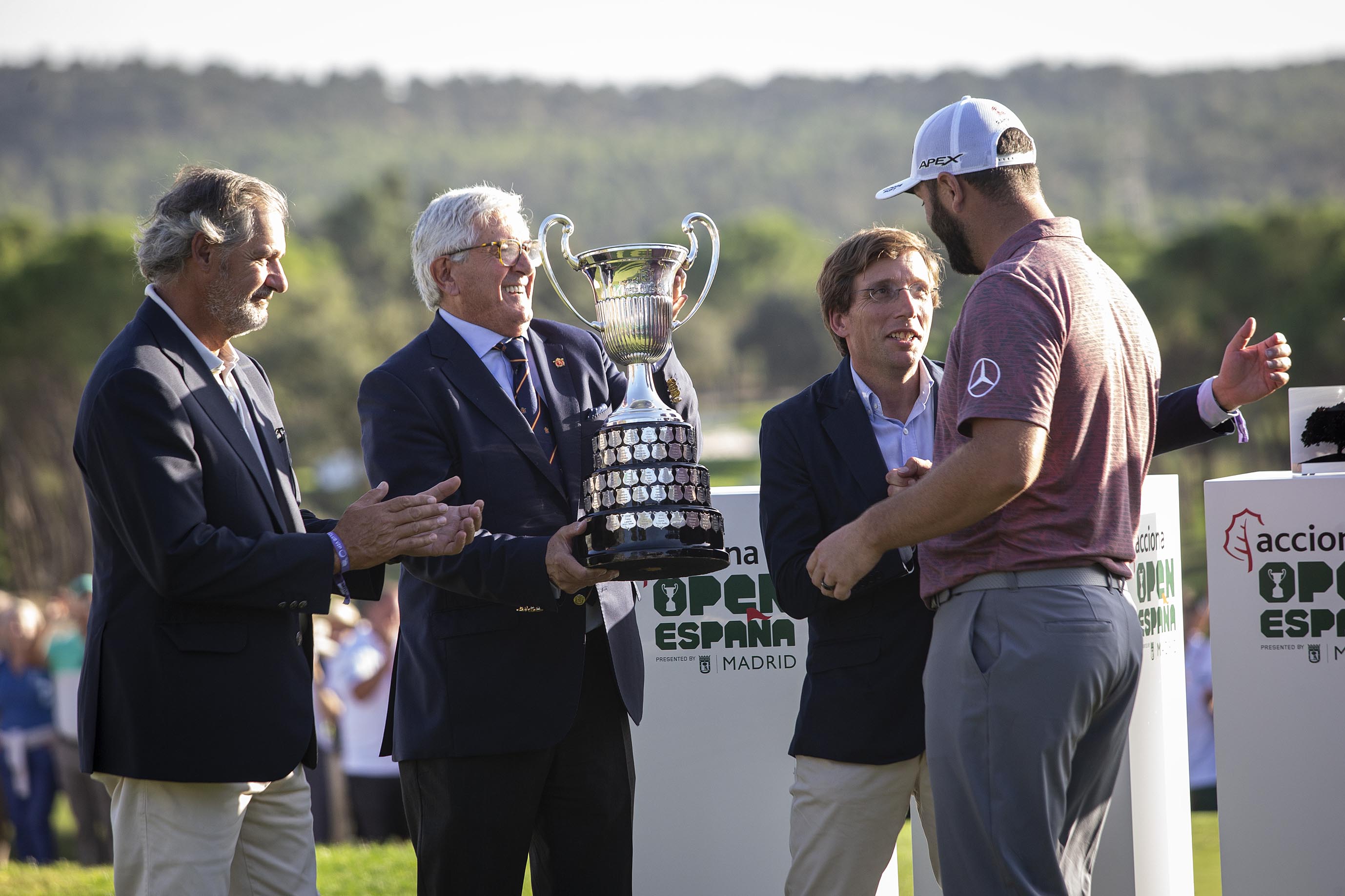 Almeida entrega a Jon Rahm el trofeo del Open de España de Golf ...