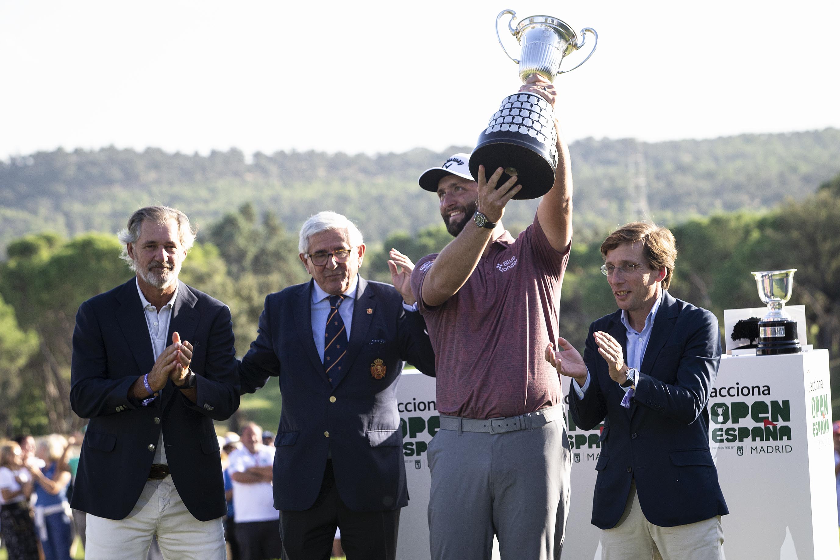 Almeida entrega a Jon Rahm el trofeo del Open de España de Golf ...