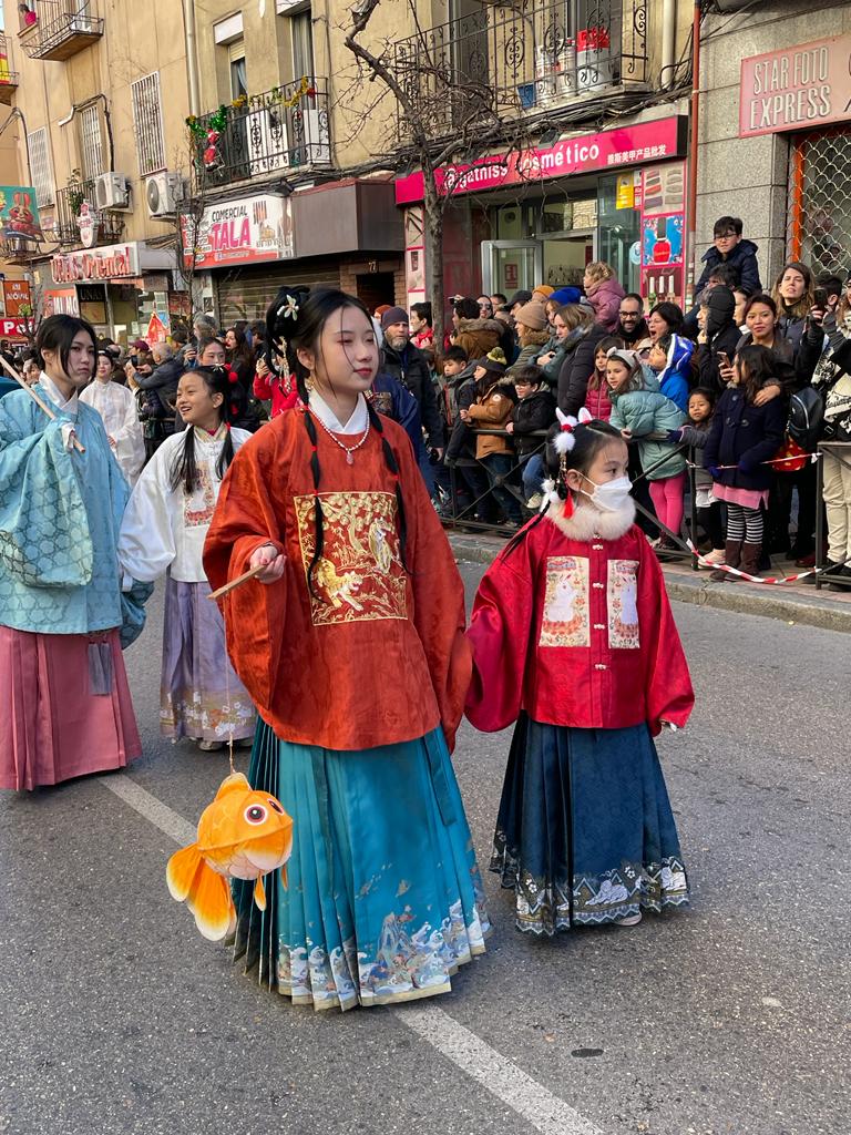 El regreso del gran desfile del Año Nuevo chino llena Usera de color ...