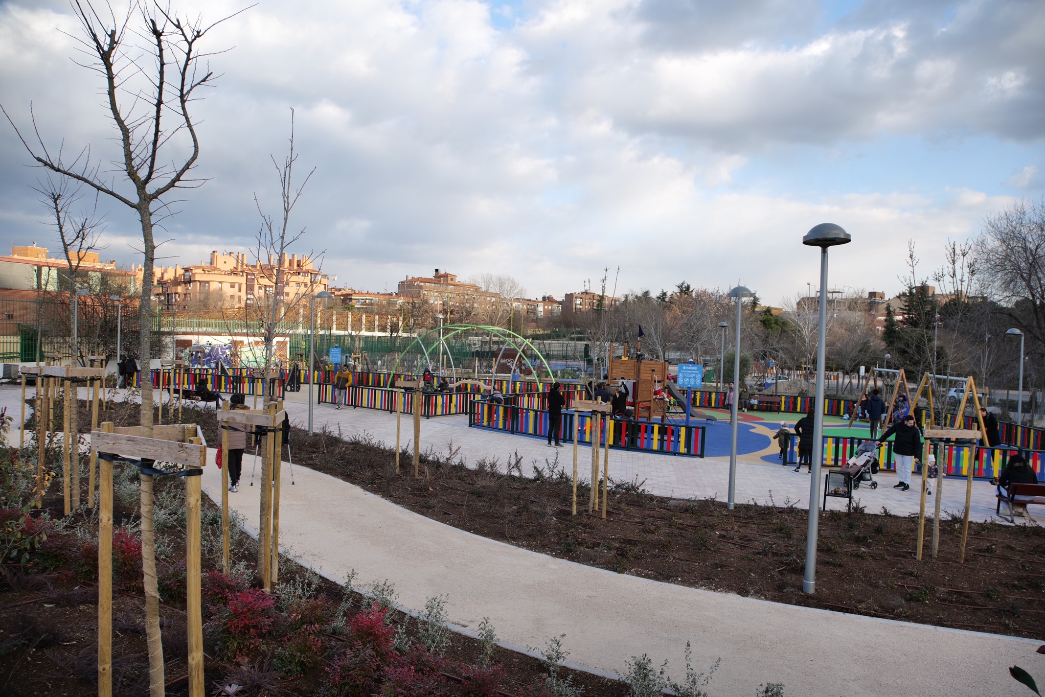 Villacís inaugura la renaturalización del entorno del CEIP El Quijote ...