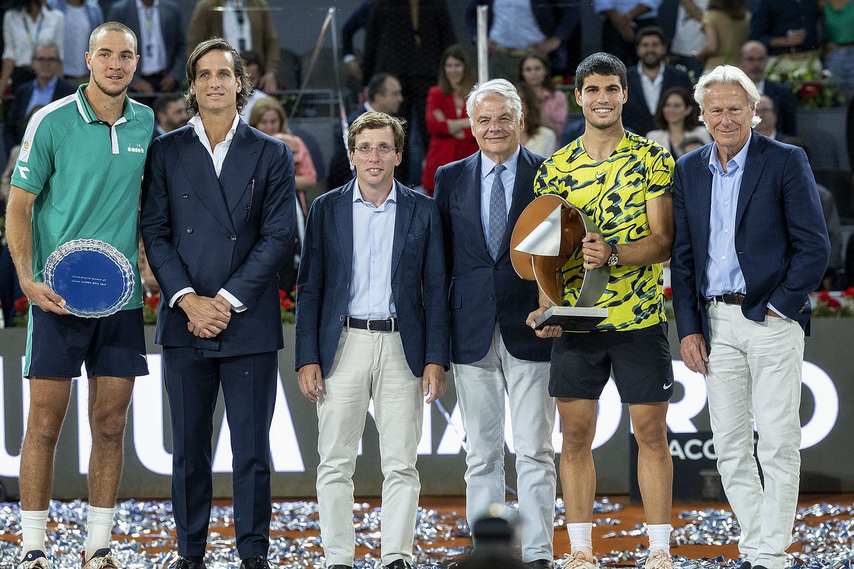 Almeida entrega el trofeo del Mutua Madrid Open a Carlos Alcaraz ...