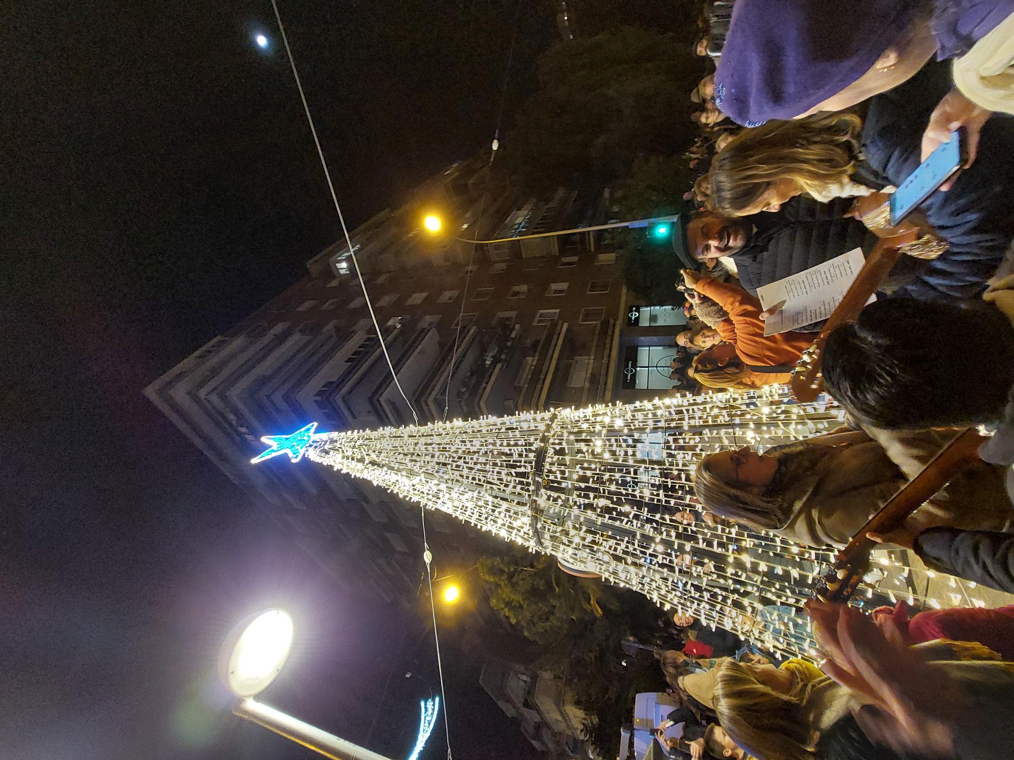 La zona del parque de las Avenidas y la Guindalera ya lucen engalanadas ...