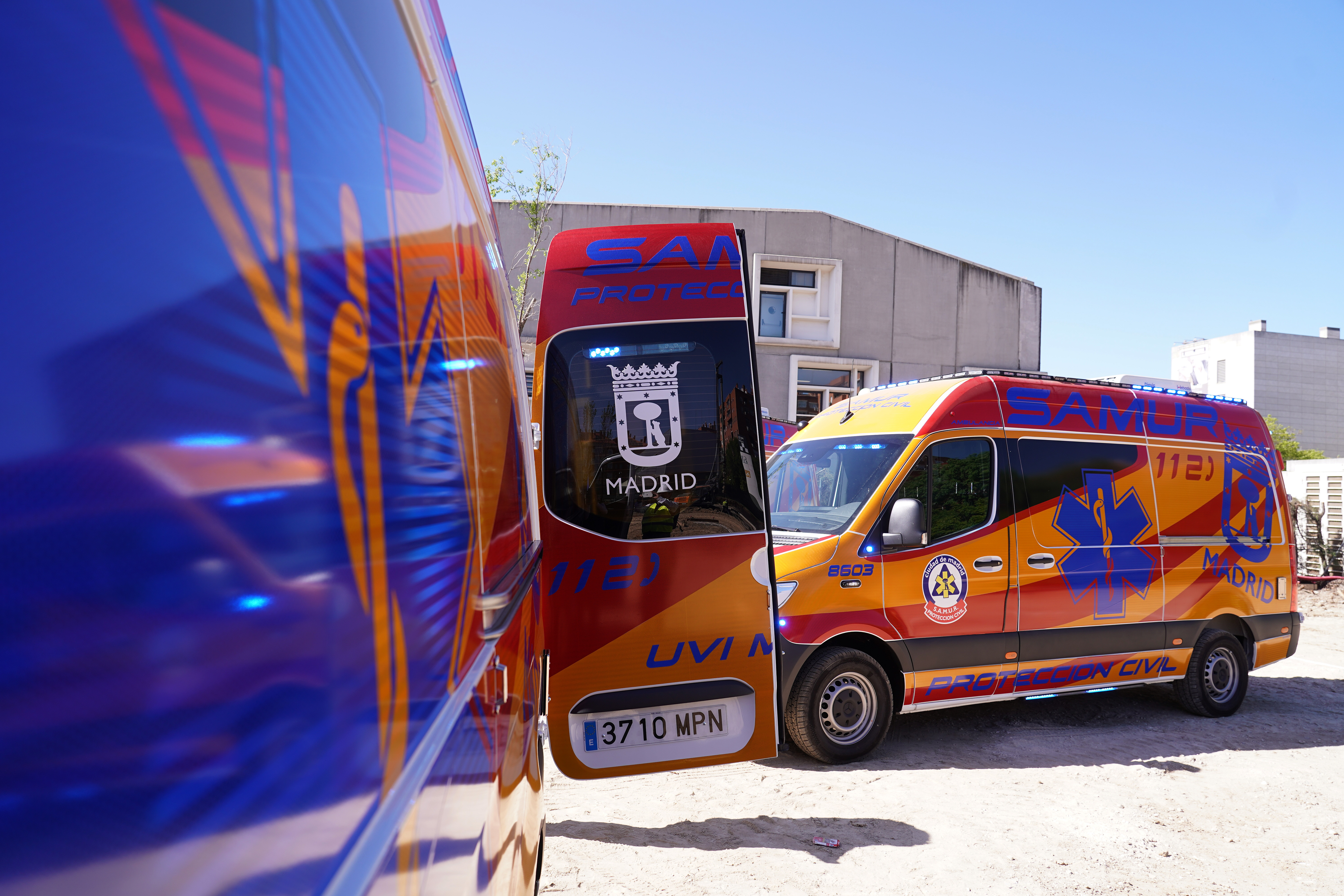 Sanz conoce las nuevas ambulancias de SAMUR-Protección Civil, con ...