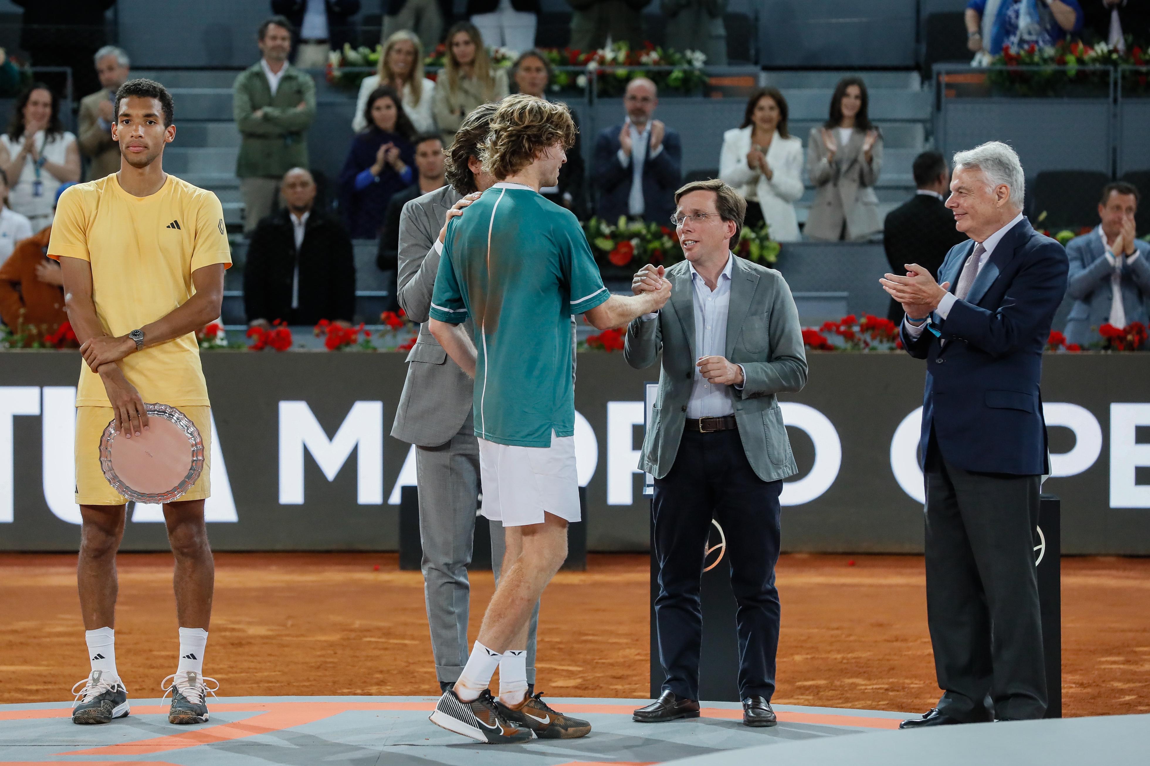 Almeida entrega el trofeo del Mutua Madrid Open a Andrey Rublev ...