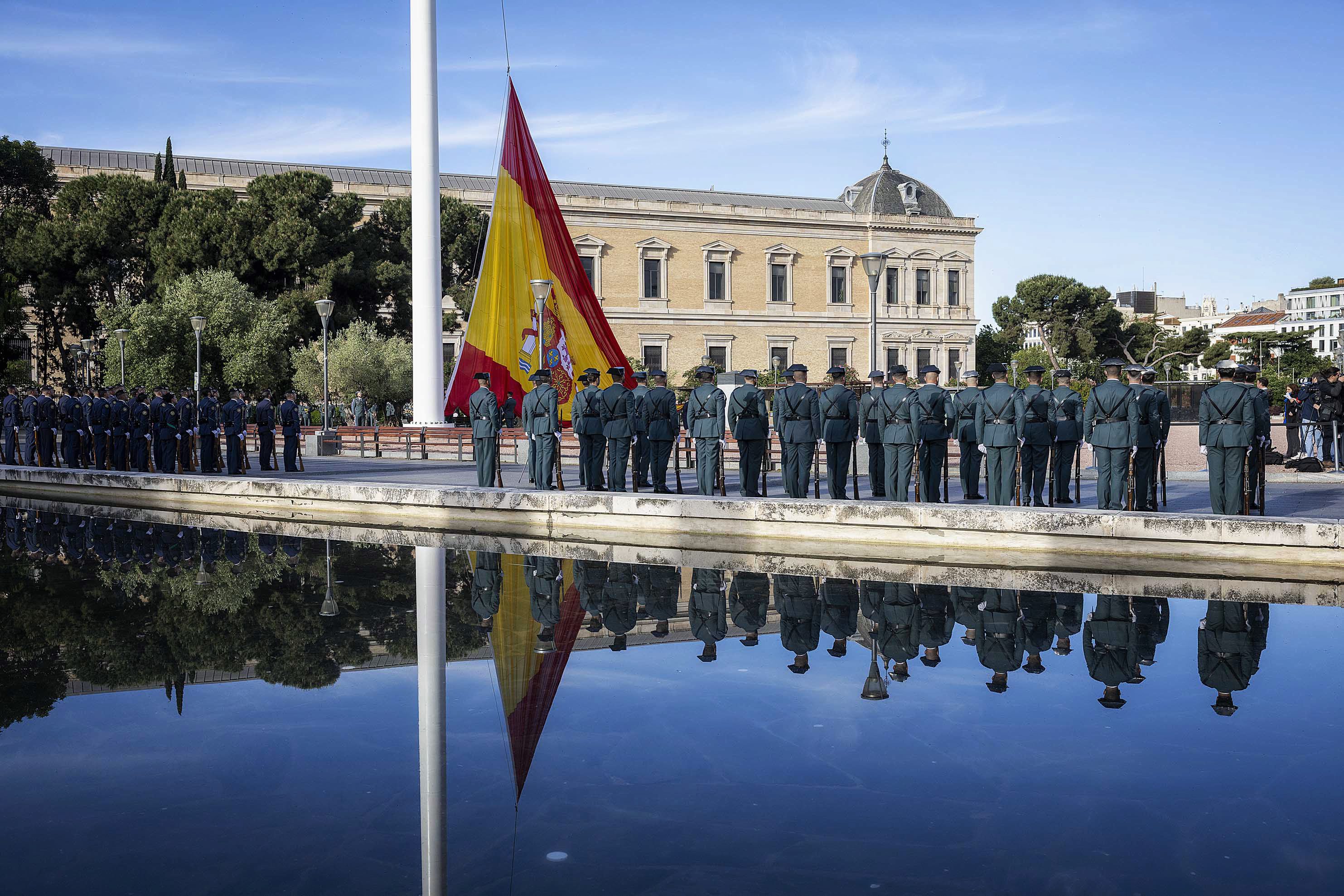 El izado de la bandera nacional marca el inicio de las festividades del ...